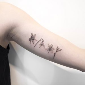 54 Classic Floral Tattoo Ideas for Spring - TattooBlend